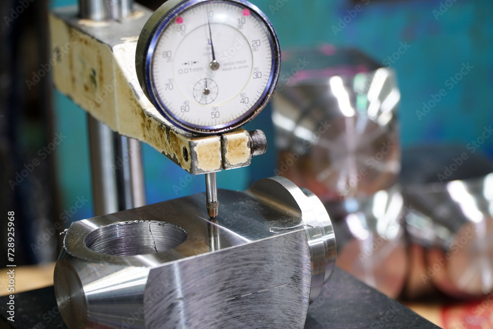 Asian craftsmen use dial indicator,dial indicator gauge, digital ...