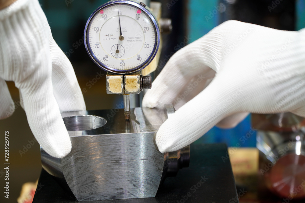 Asian craftsmen use dial indicator,dial indicator gauge, digital ...