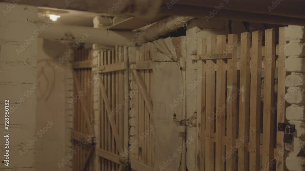 Vidéo Stock A corridor flanked by multiple wooden barred gates ...