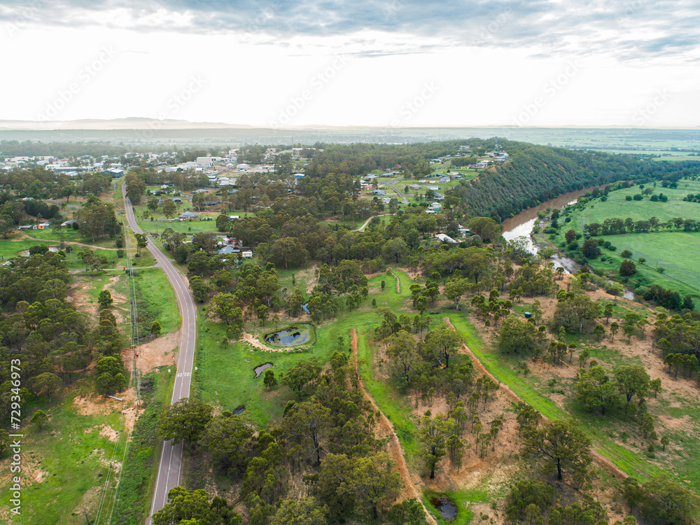 Foto Stock Paddocks turning green after rainfall and hunter river with ...