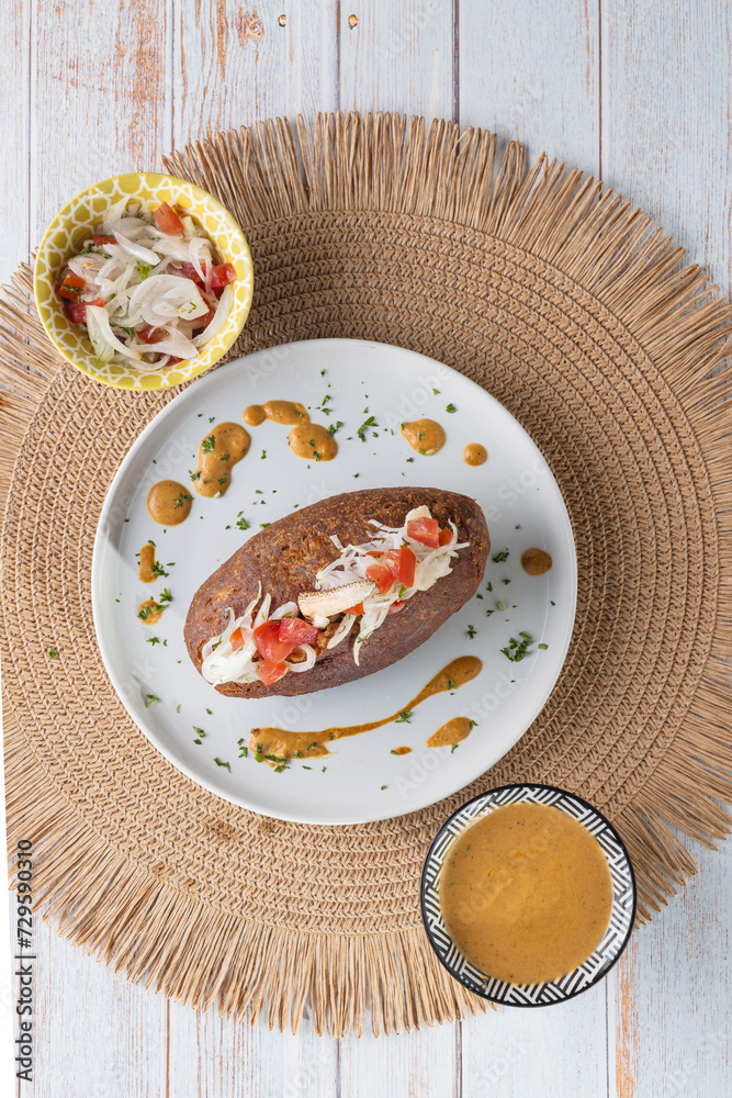 Corviche de verde relleno de cangrejo en su interior con ensalada de ...