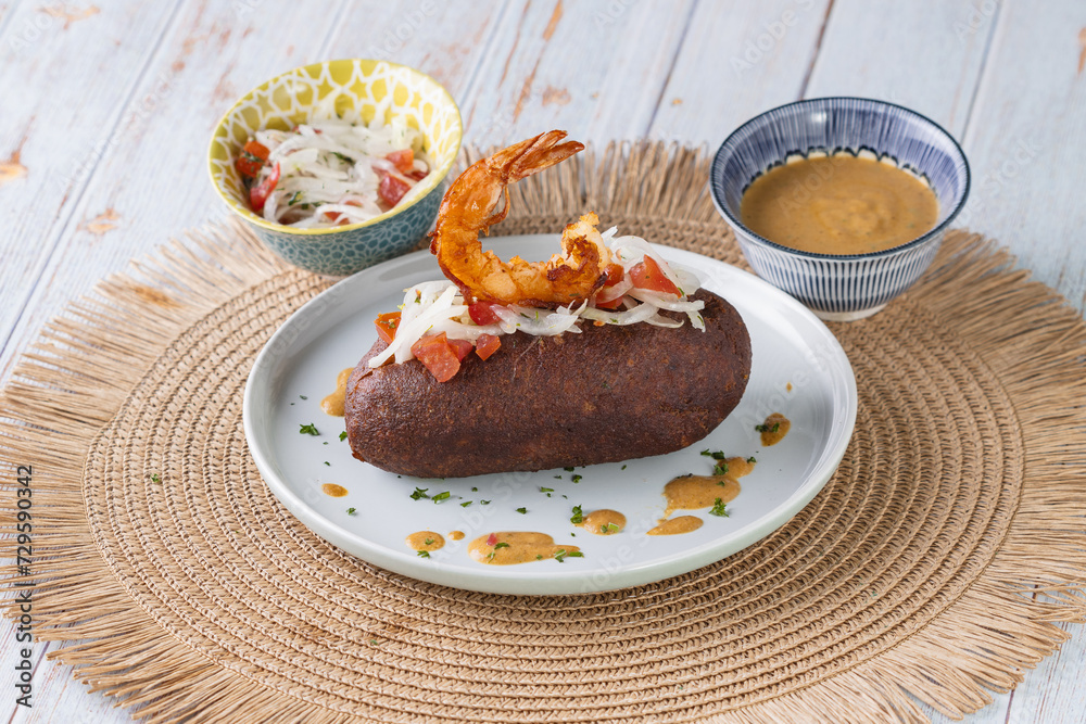 Corviche de verde relleno de camaron en su interior con ensalada de ...