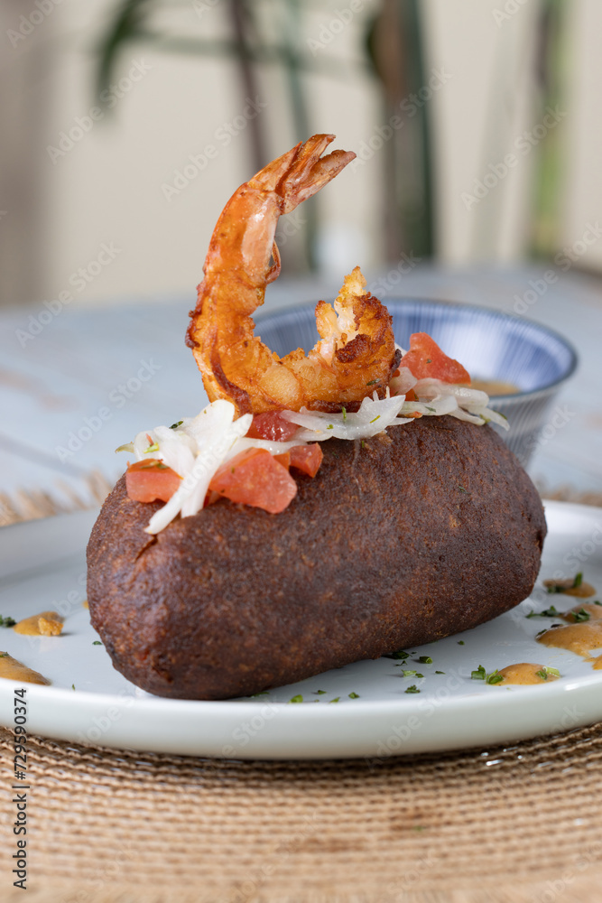 Corviche de verde relleno de camaron en su interior con ensalada de ...