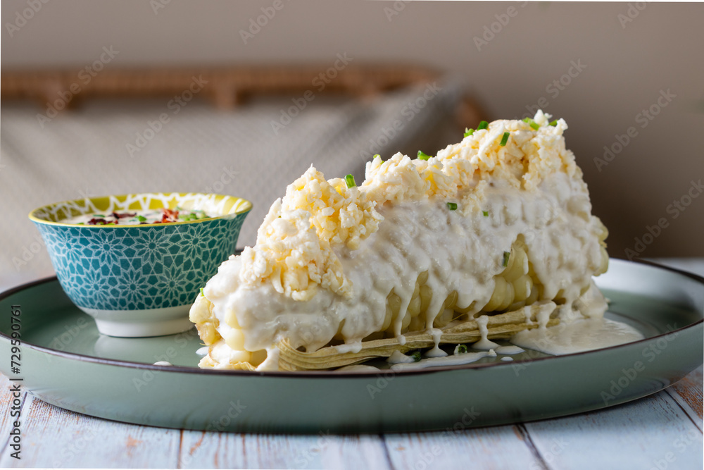 Choclo asado con queso, bañado con salsa de queso y tocino alimento ...