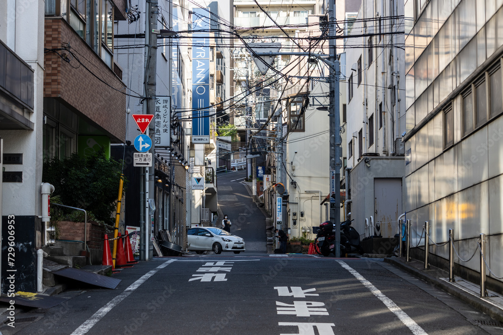 Foto de Tokyo, Japan, 2 November 2023: Urban scene with power lines and ...