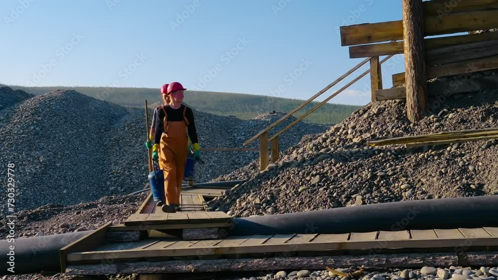 Vidéo Stock Mining Industry Workers In Orange Uniforms And Hardhats ...