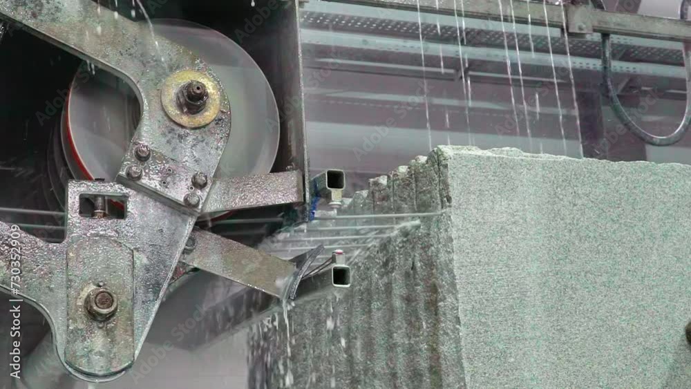 Vidéo Stock Modern machine is working on the stone at a production ...