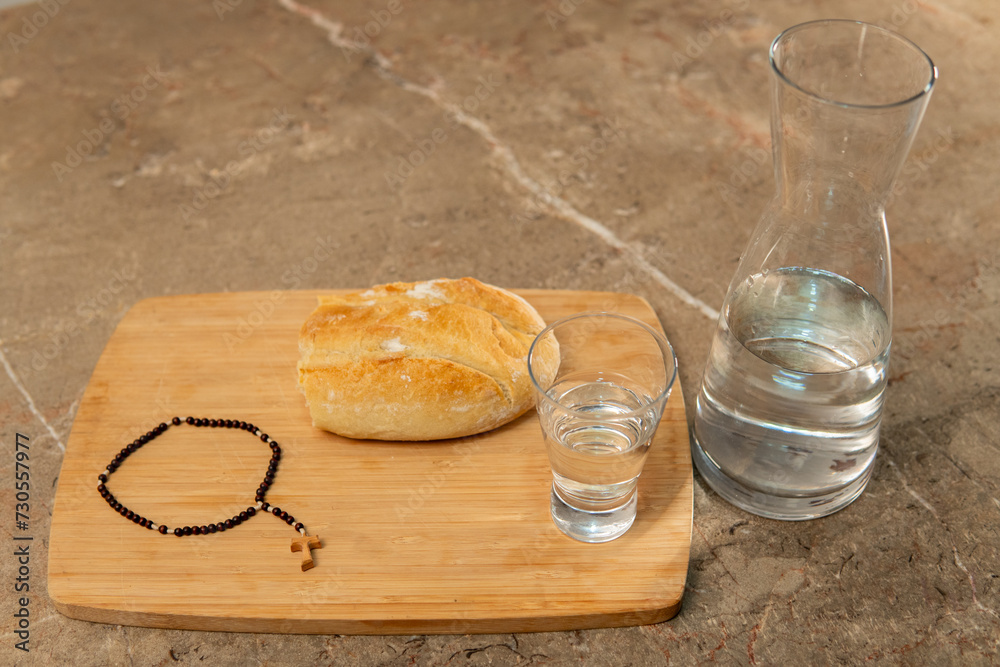 Agua para llenar vaso en ayuno de pan y agua oración rezar el rosario ...