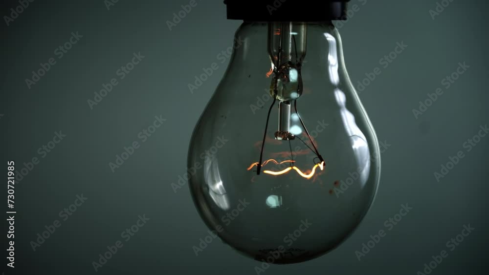 Vidéo Stock Light bulb flashes on a blue background in the dark. Slow ...