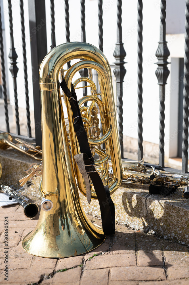 Una tuba, instrumento de viento de una banda municipal descansa en el ...