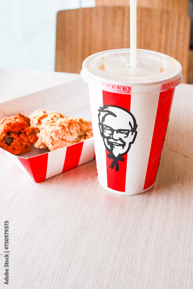 Foto de Bangkok, Thailand - January 07 2024 - Two pieces of KFC fried ...
