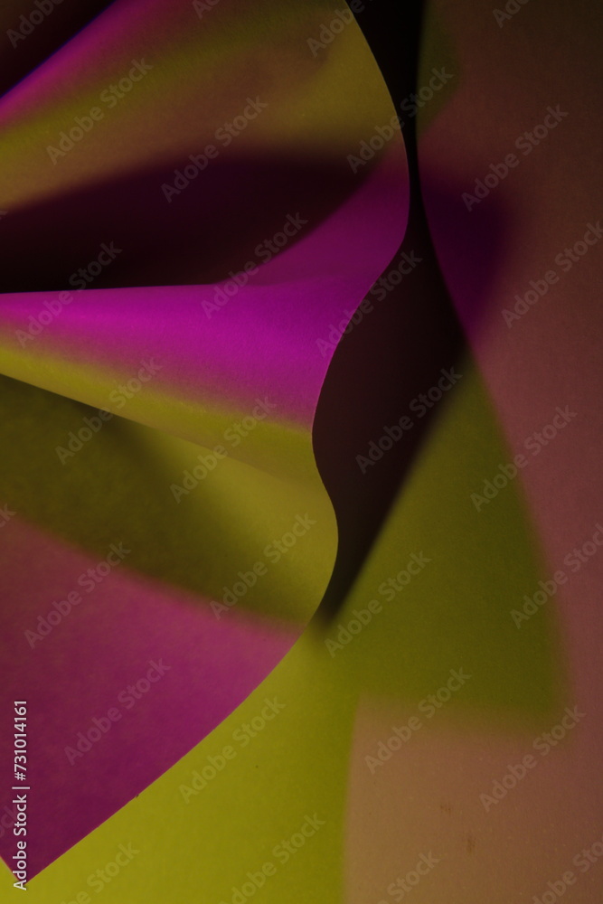 Fotografia do Stock: Hojas de papel plegadas en forma de polleras en ...