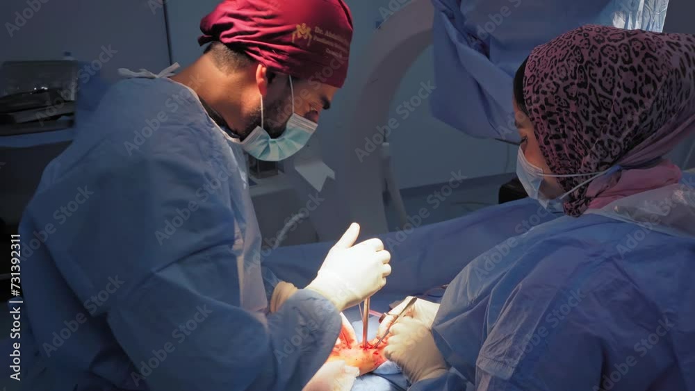 Vidéo Stock Orthopedic surgeon perform a surgery. Surgeon or doctor in ...