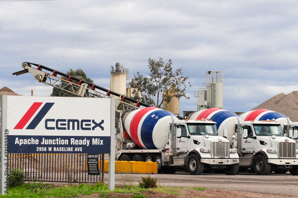 Fotografia do Stock: An overview of a Cemex Concrete Plant in Pinal County, Arizona, showcases ...