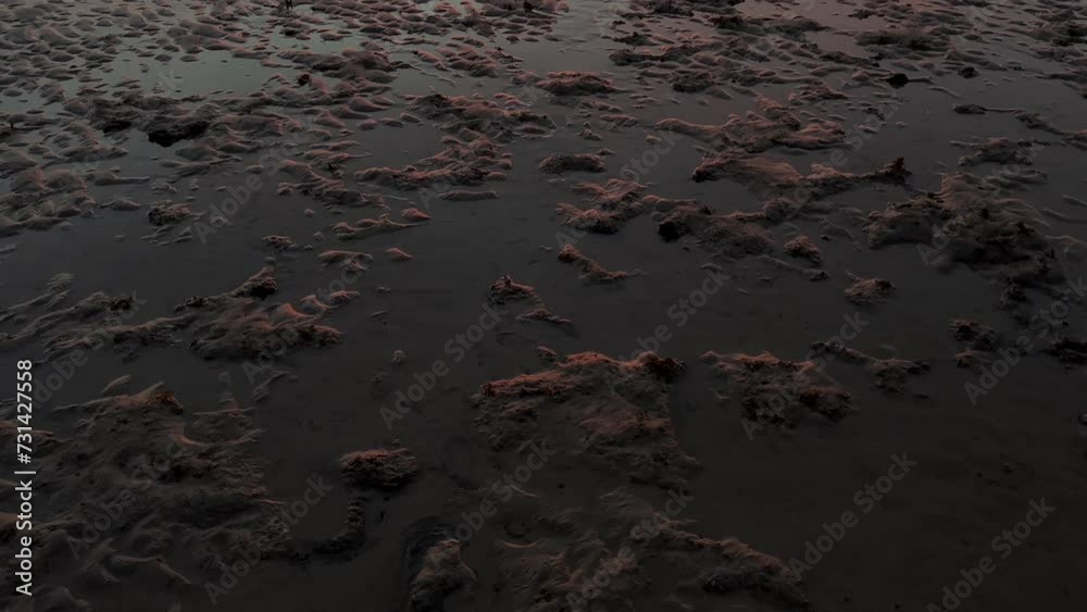 Vidéo Stock Tilt view of sand beach and wonderful colors of the sky in ...