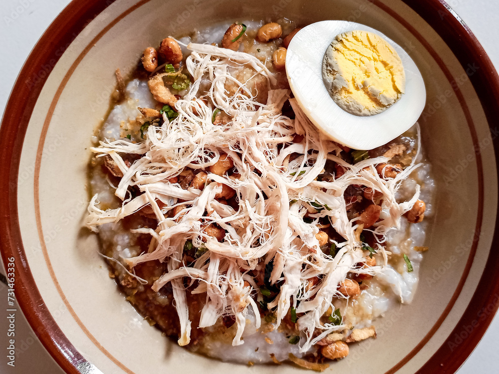 Foto de Bubur ayam or chicken congee is Chinese Indonesian rice ...