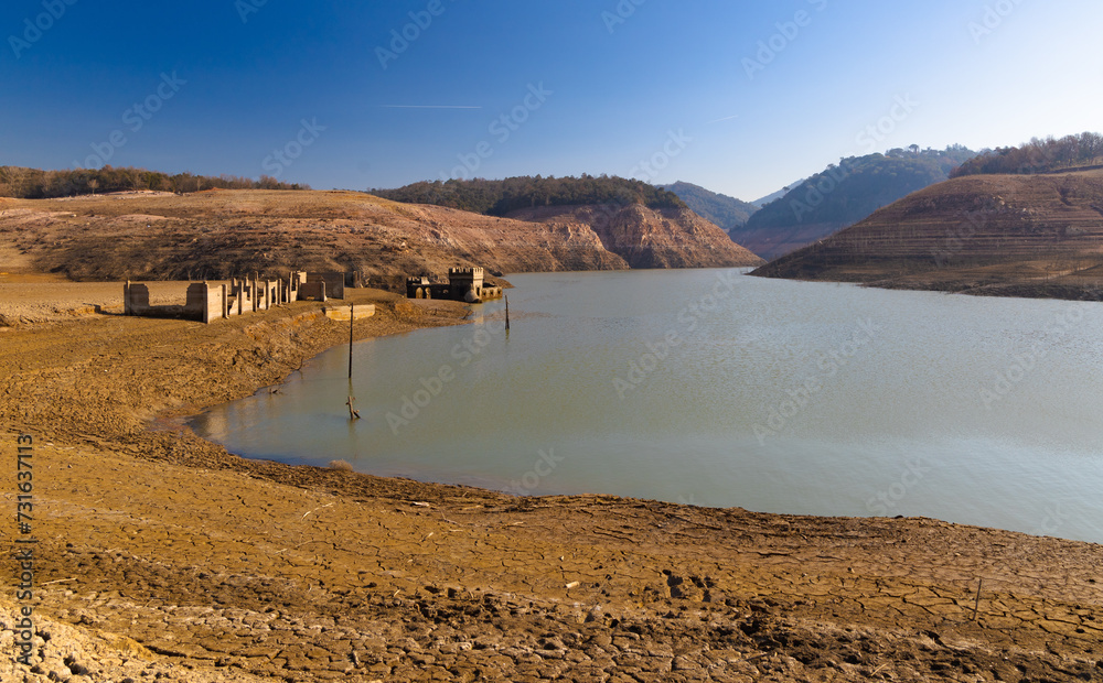 El embalse de Sau presenta un contraste dramático entre las aguas ...