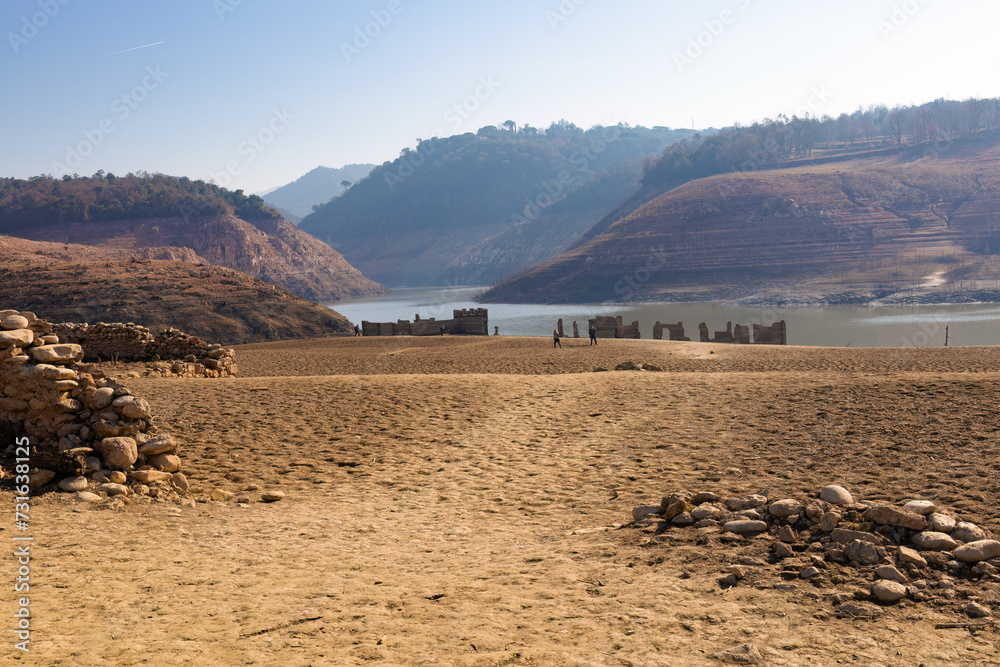 Amplias vistas del embalse de Sau con las ruinas del antiguo Sant Roma ...