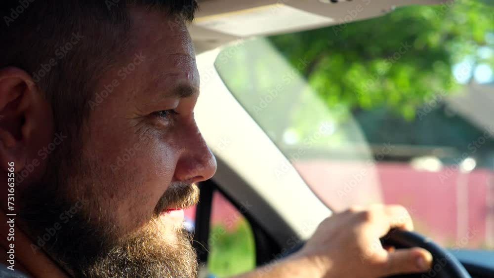 Vidéo Stock Profile of confident male driver riding by car. Close up ...