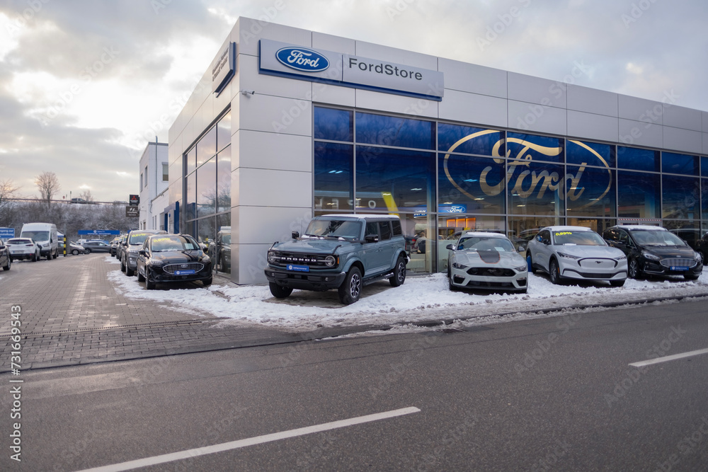 Fotografia do Stock: Advertising banners, ford car dealership building ...