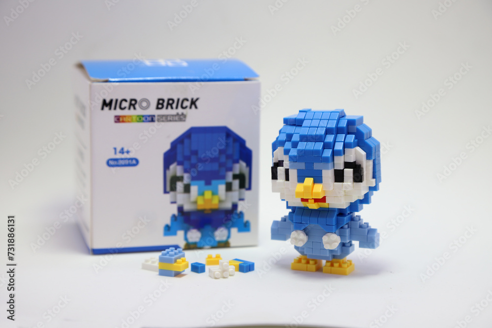 Block game to assemble Micro Brick characters. Toy for children over 14 ...