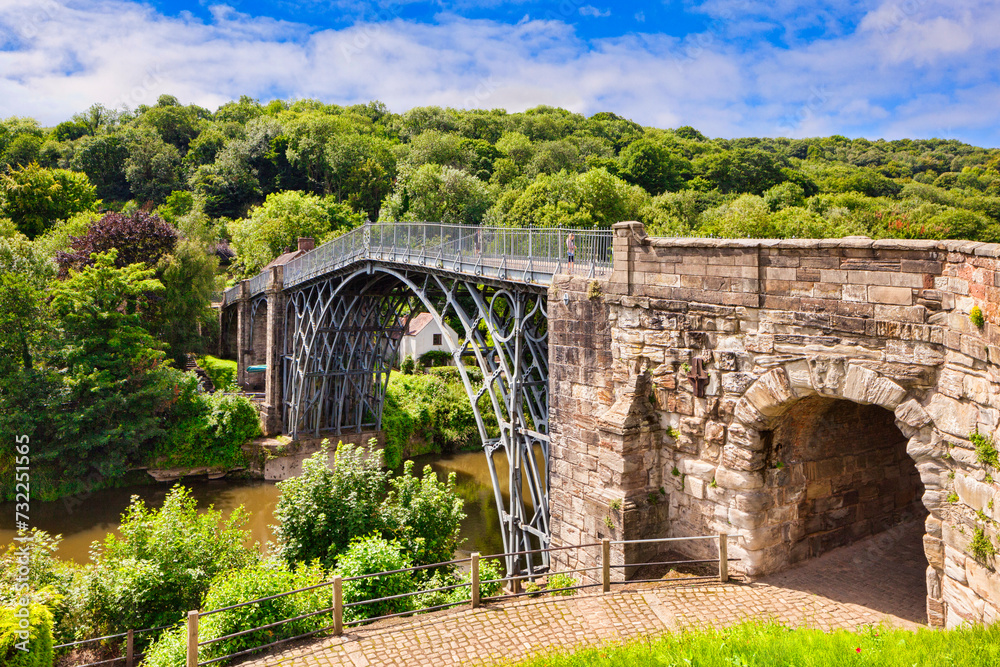 Ironbridge - Abraham Darby's Iron Bridge, the first cast iron bridge ...