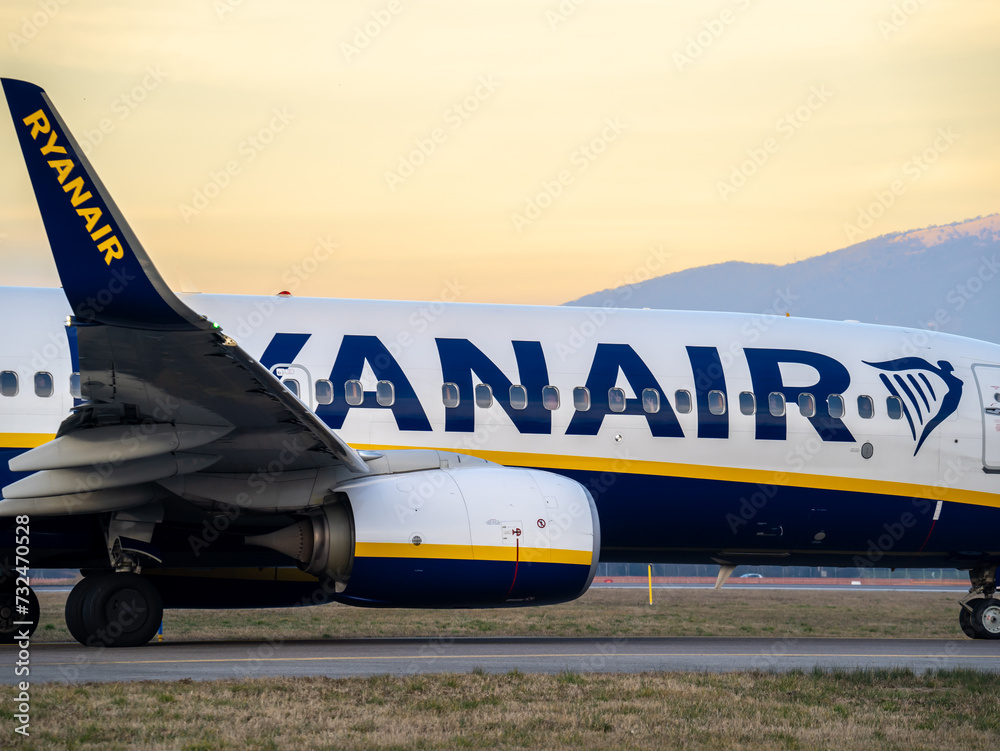 Ryanair Boeing 737 800 split-tip winglet also called split-scimitar ...