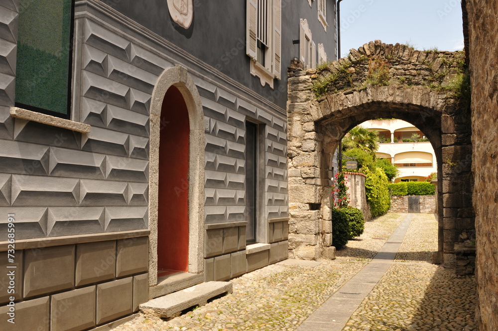 Ascona: Mediterranian Stone houses and walls in South Switzerland ...