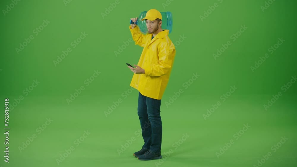 Vidéo Stock Green Screen Food Delivery Person in Yellow Uniform Brings ...