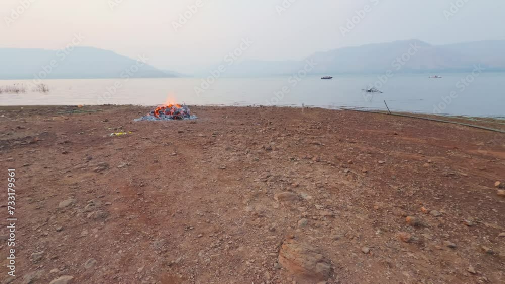 burning dead body in hindu cremation funeral fire varanasi ghat cheetah ...