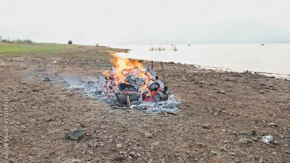 burning dead body in hindu cremation funeral fire varanasi ghat cheetah ...