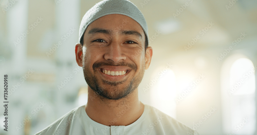 Foto de Face, smile and Muslim man in mosque on lens flare with prayer ...