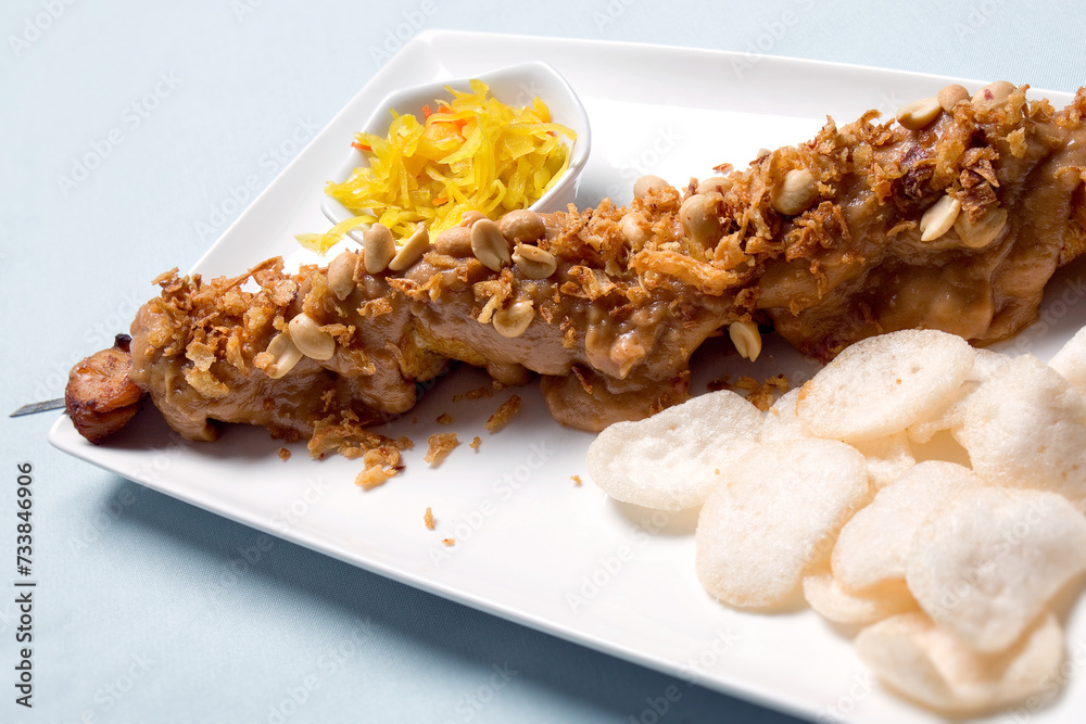 Kipsate van de barbecue met pindasaus en gebakken uitjes, atjar en ...