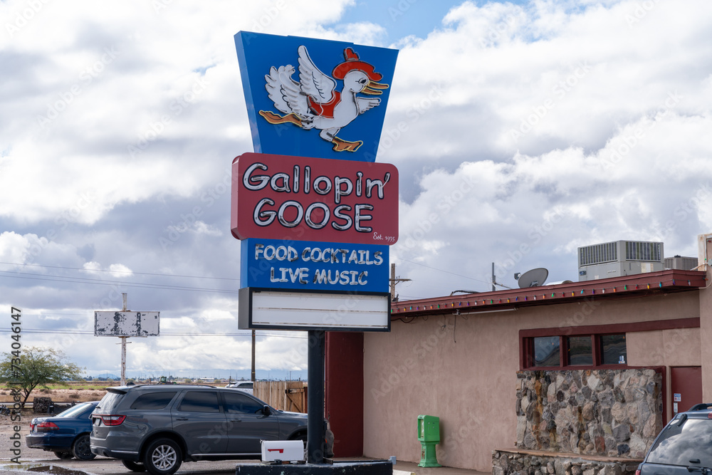 Foto de Coolidge, Arizona - December 23, 2023: Neon sign for the ...