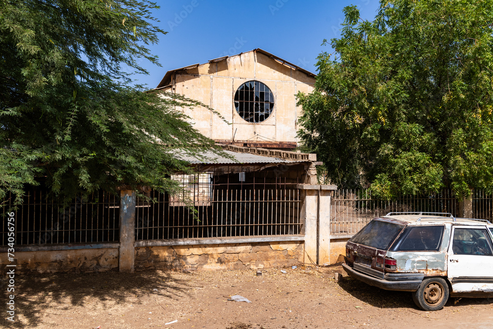 bâtiment dans la ville de Richard Toll au Sénégal en Afrique de l'Ouest ...