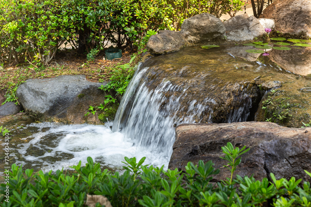 Mini cascadas de un arroyo parte de un jardin japones lleno de ...
