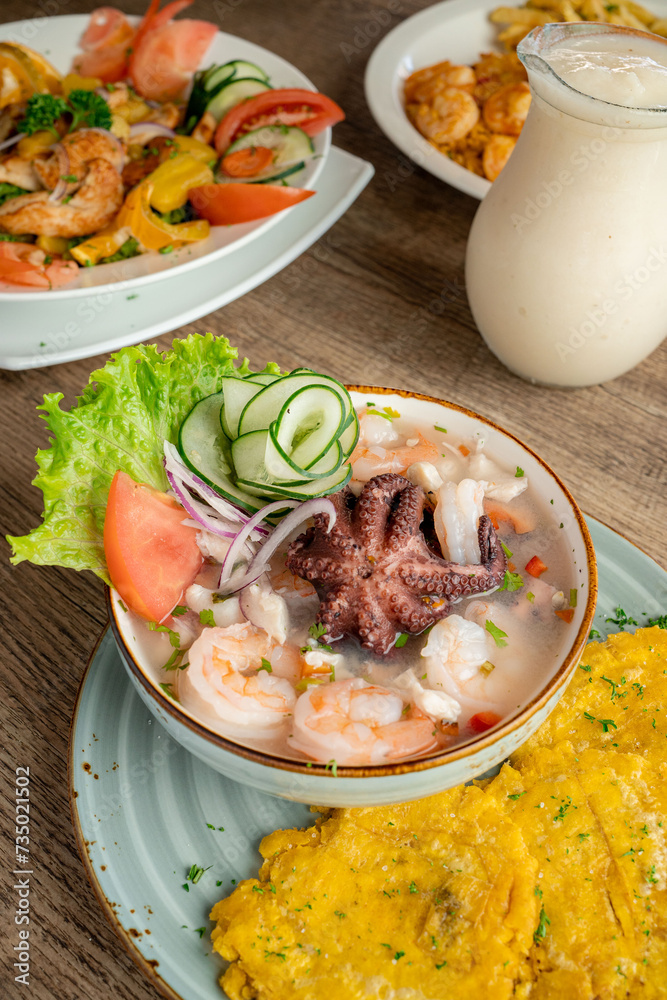 Ceviche de pescado, camarones y pulpo mixto vuelve a la vida servido en ...