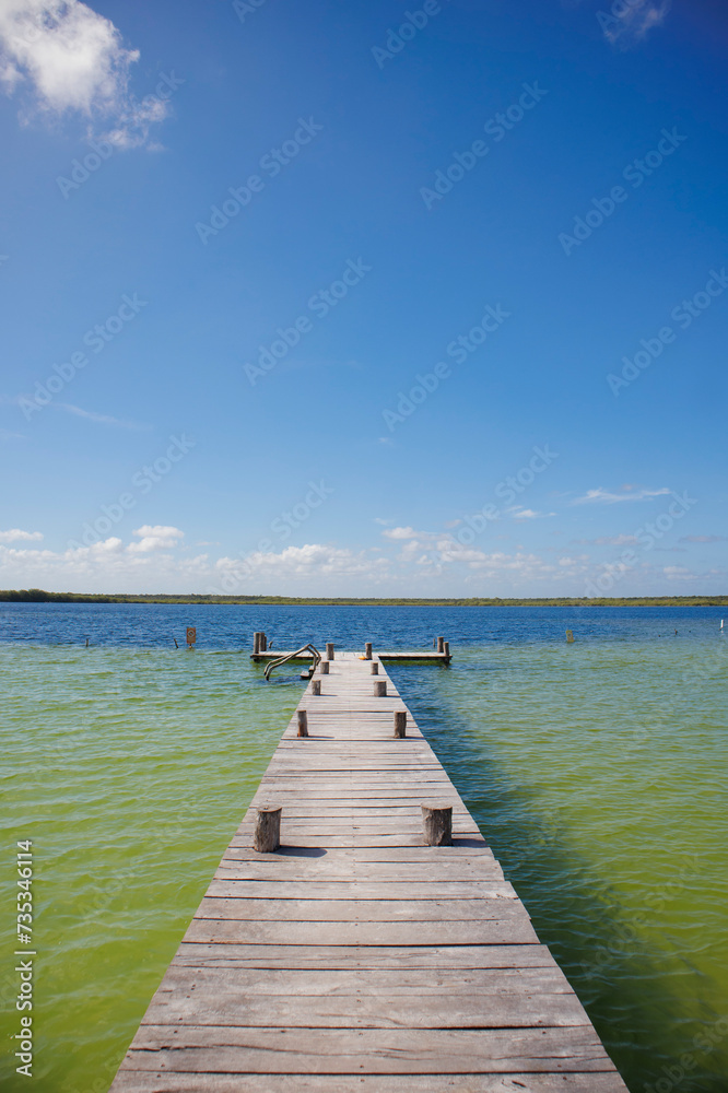 laguna color turquesa Kaan Luum, con cenote dentro de la laguna ubicada ...