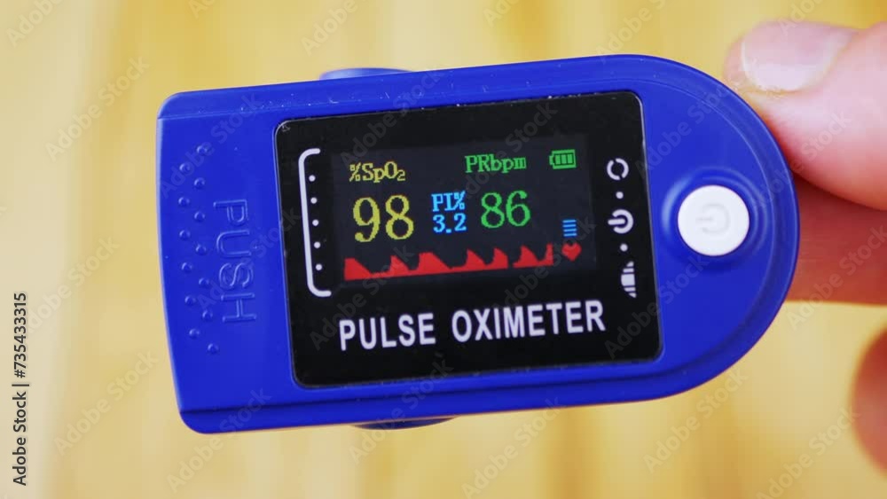Vidéo Stock Woman Measures Pulse and Oxygen Saturation Using a Pulse ...