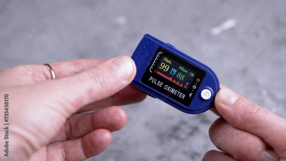 Vidéo Stock Woman Measures Pulse and Oxygen Saturation Using a Pulse ...