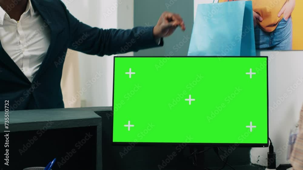 Vidéo Stock African american worker uses computer with greenscreen ...