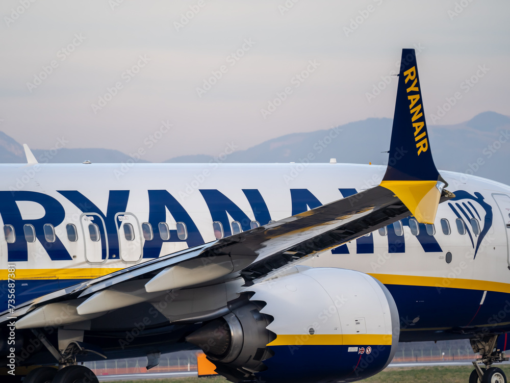 Ryanair Boeing 737 Max 8 split-tip winglet also called split-scimitar ...