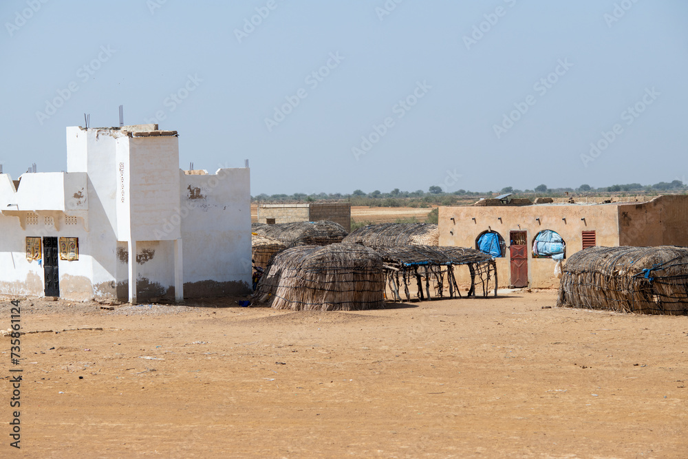 Un village dans le désert du Sahel au Sénégal en Afrique Stock Photo ...