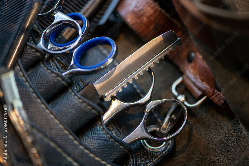 Nederland - Kapster in opleiding en haar model tijdens haar verven ...