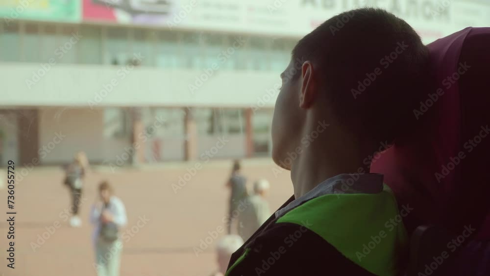 Vidéo Stock One contemplative young boy in backseat looking out window ...