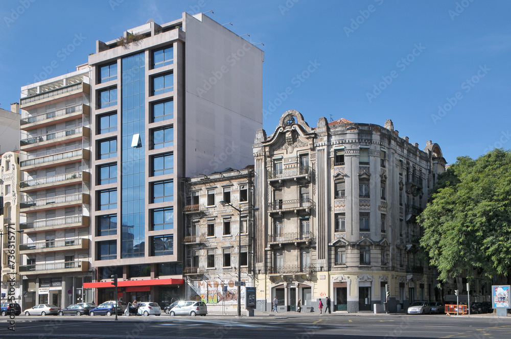 Edificios de diferentes estilos arquitectónicos, en una céntrica ...