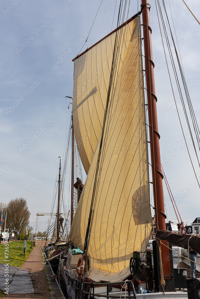 Segel hissen auf einem alten Segler im Hafen von Stavoren, Niederlande ...