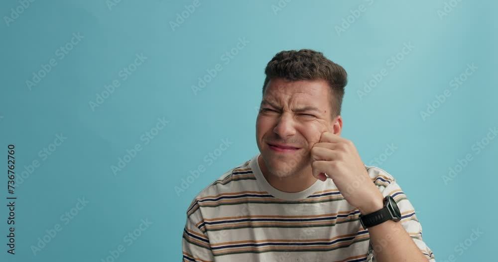 Vidéo Stock Thinking, confused and man scratching head in studio with ...