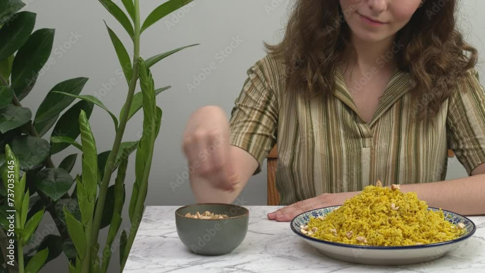 Vidéo Stock Woman sprinkles the kitchari dish (yellow split mung beans ...