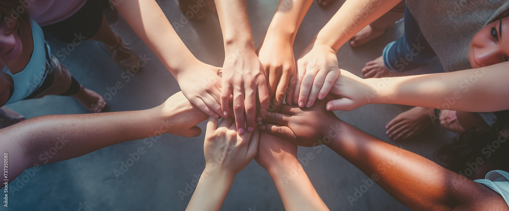 Arbeitskollegen Teamwork, Hände in den Kreis übereinander, Motivation des Teams Stock Photo ...